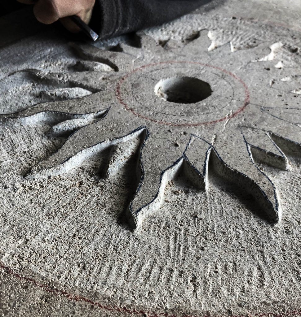 Taille ornementation solaire - Artisan de la Pierre