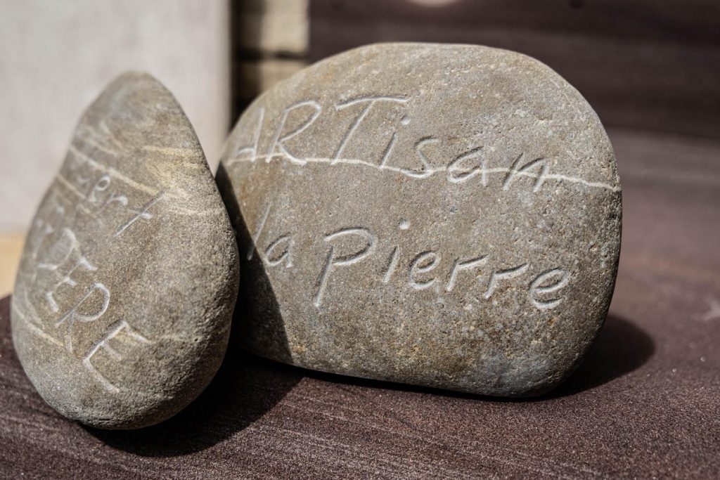 Gravure sur galet - Artisan de la Pierre